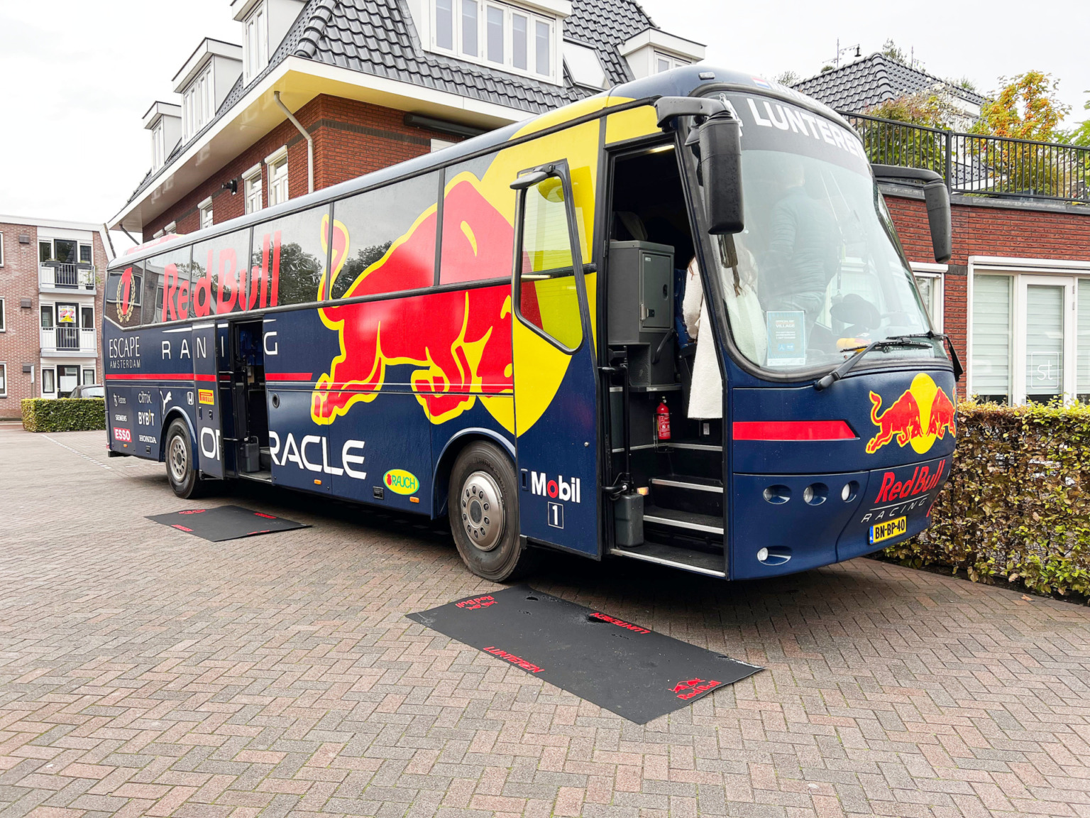Lunterse vriendengroep bouwt Max Verstappen fanbus — Lunteren.com